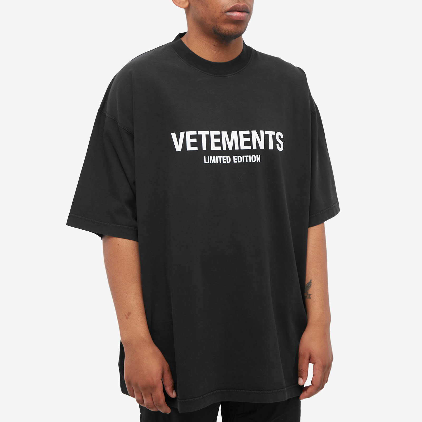 VETEMENTS Limited Edition Logo Tee Black | END. (JP)