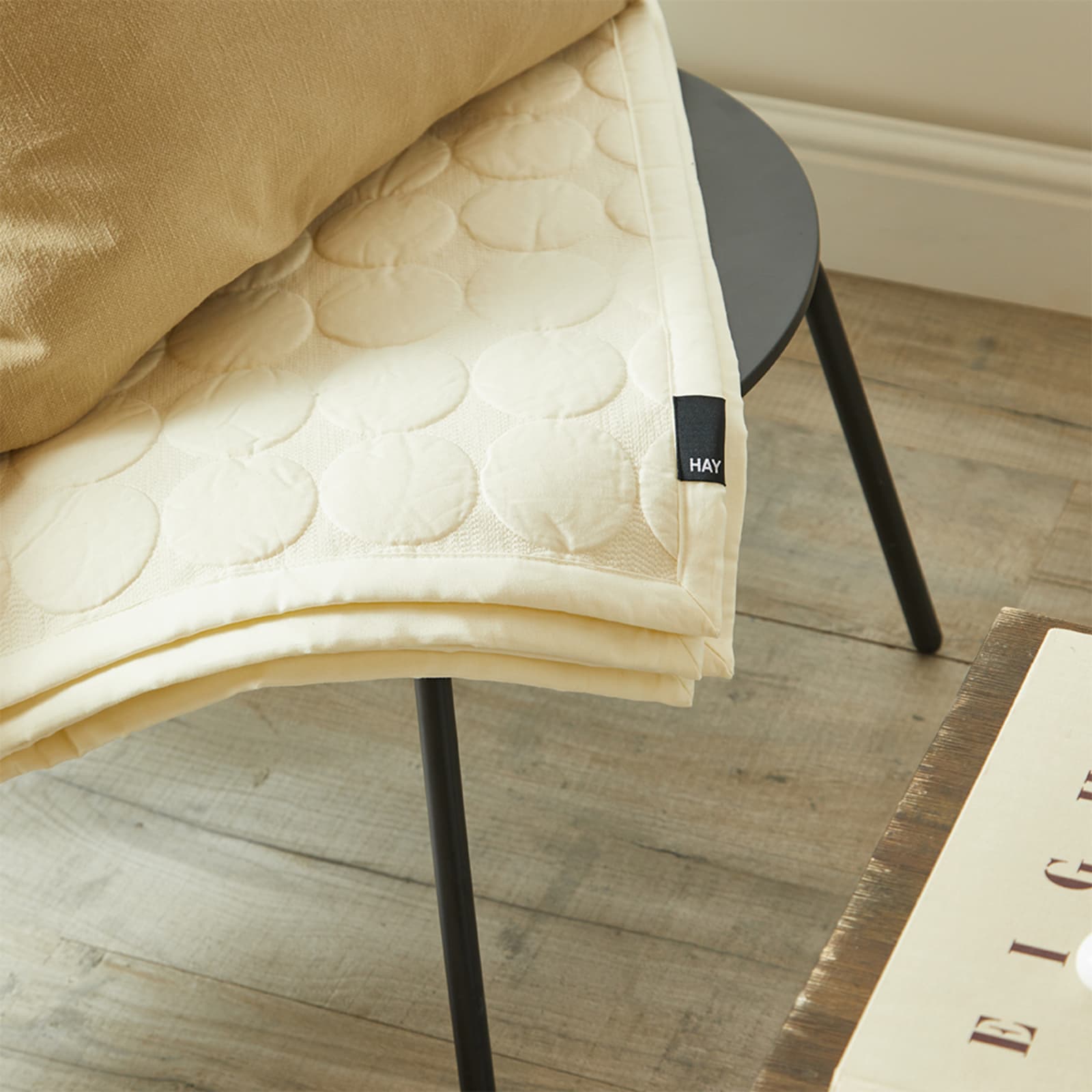 HAY Mega Dot Throw Ivory | END. (GB)