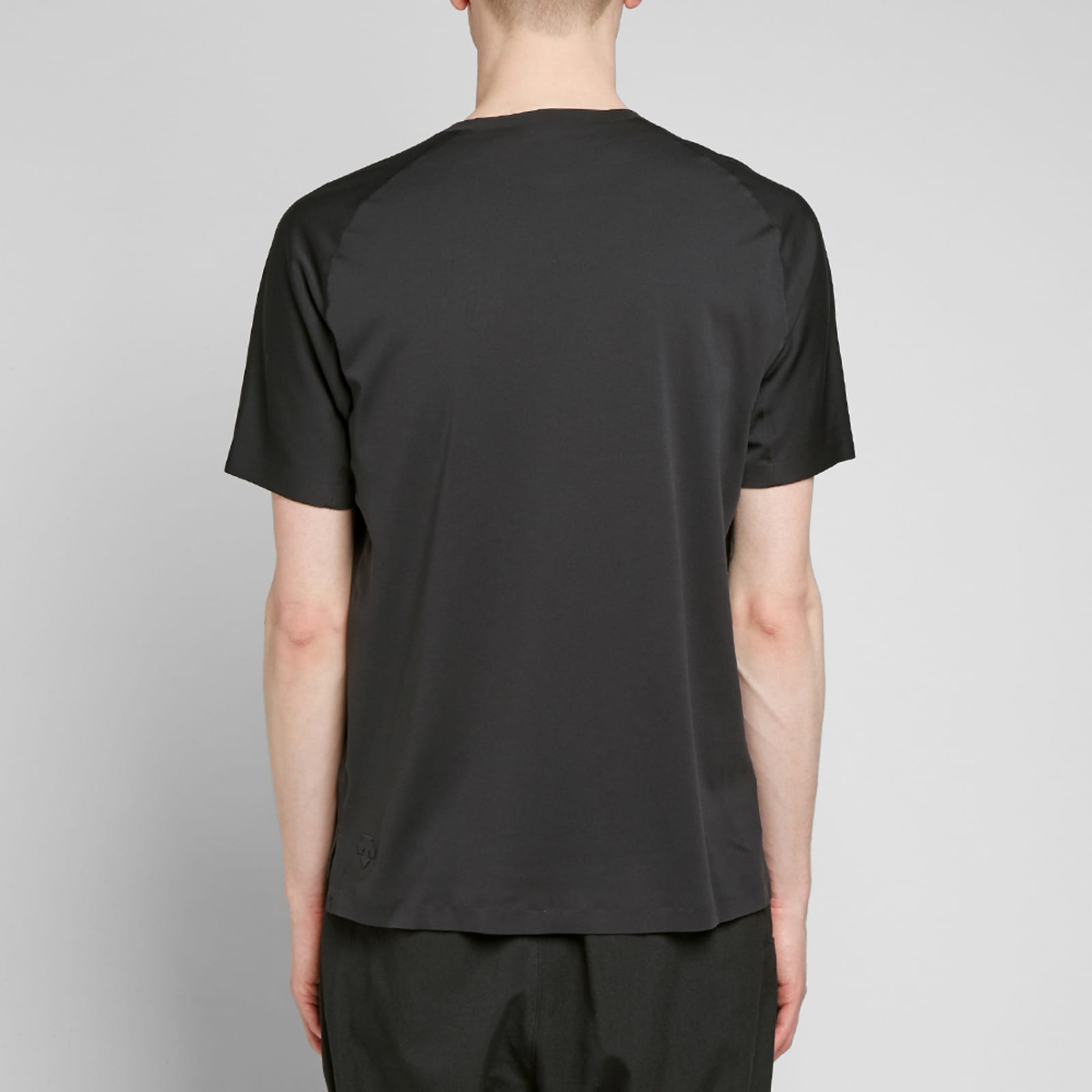 Descente Allterrain Seemless Stretch Tee Black | END. (KR)