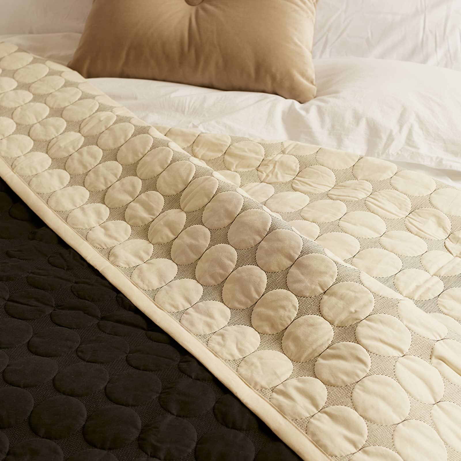 HAY Mega Dot Throw Black And Cream | END. (US)