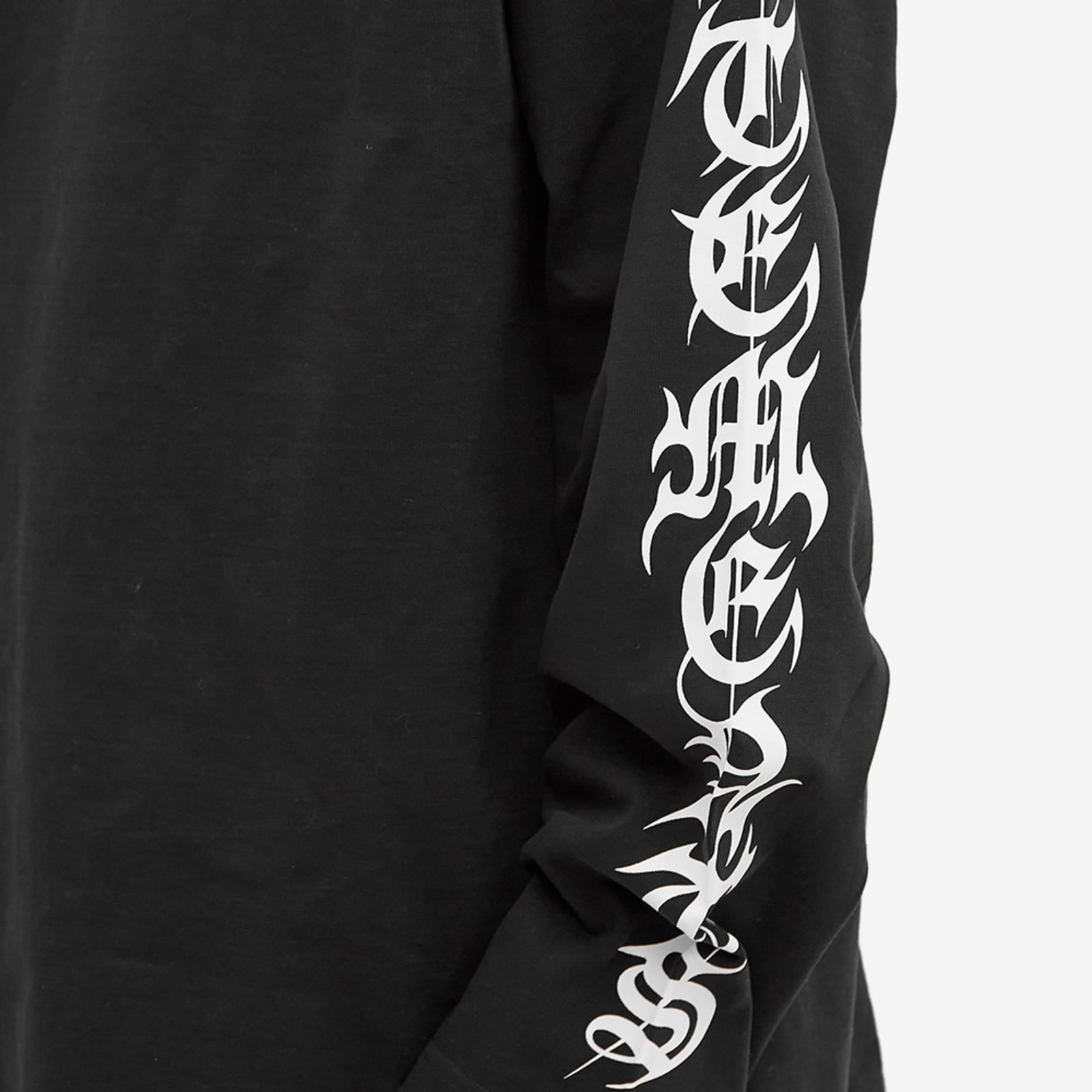 VETEMENTS Long Sleeve Gothic Logo T-Shirt Black | END. (US)