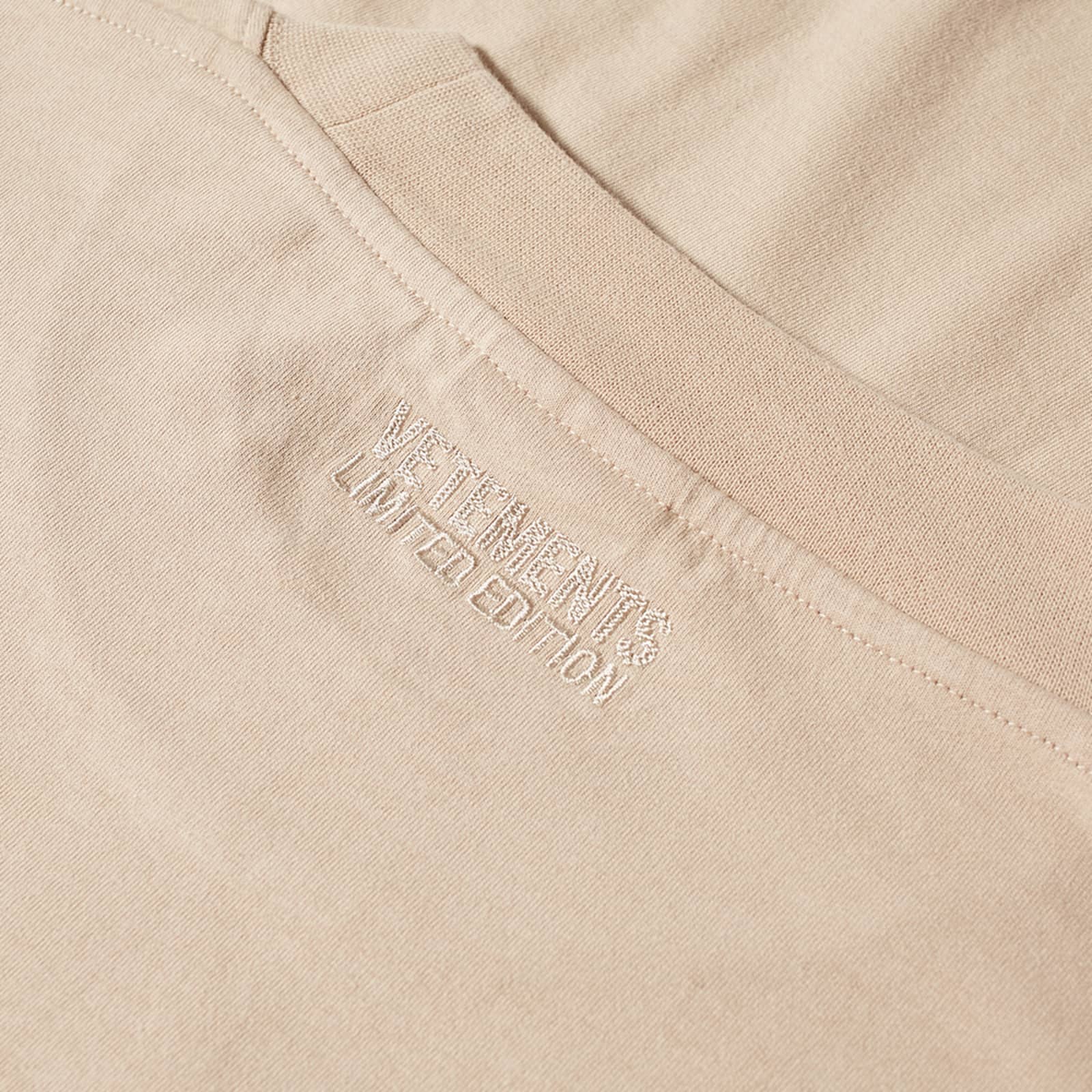 VETEMENTS Logo Tee Beige | END. (JP)