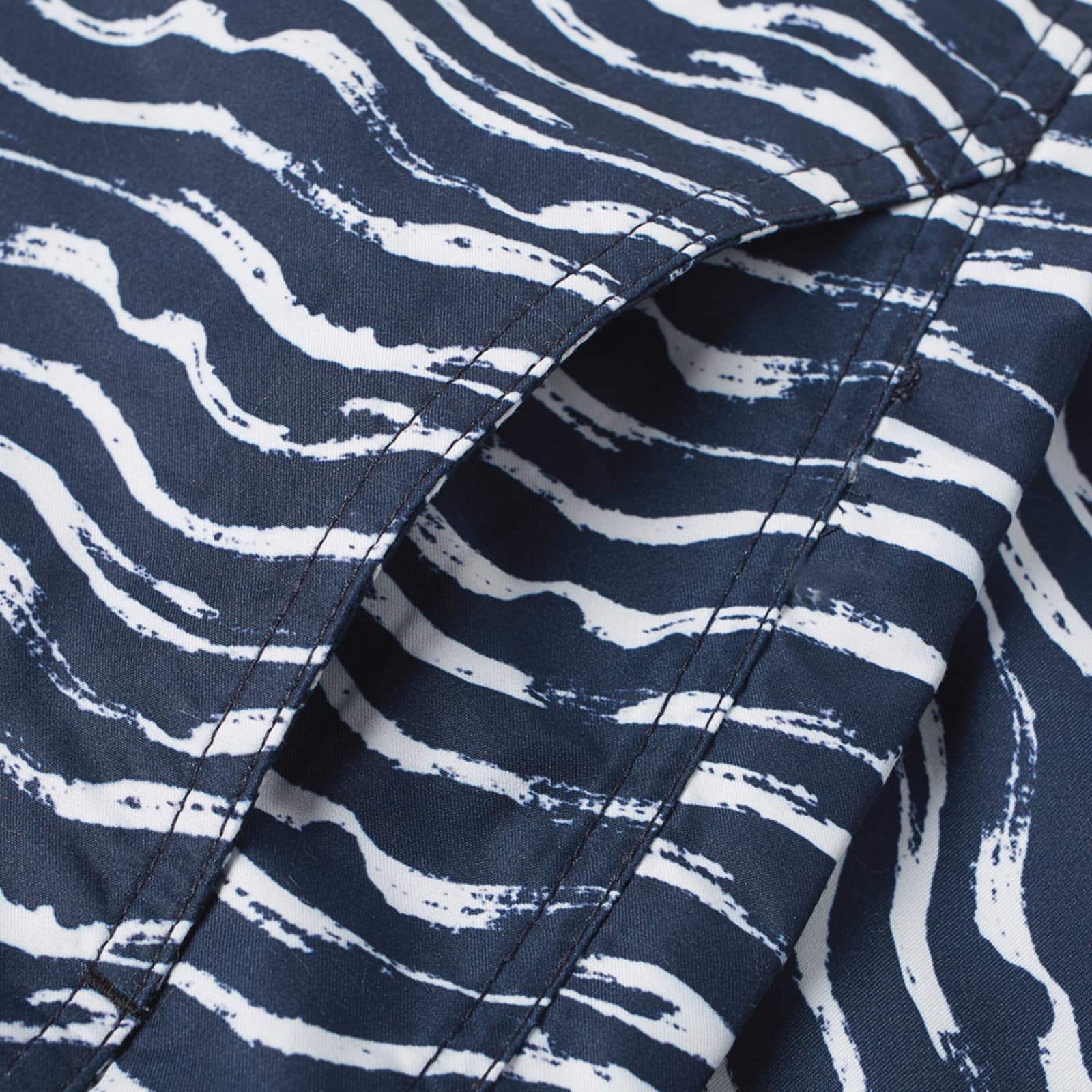 Onia Calder 7.5" Painted Waves Swim Short Deep Navy & White | END. (US)