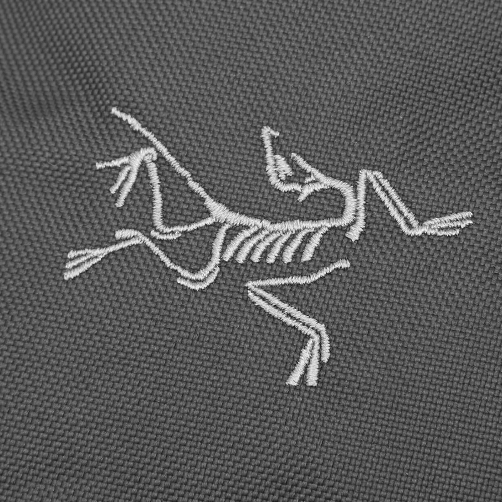 arc-teryx-mantis-2-waist-pack-graphite-end-cn