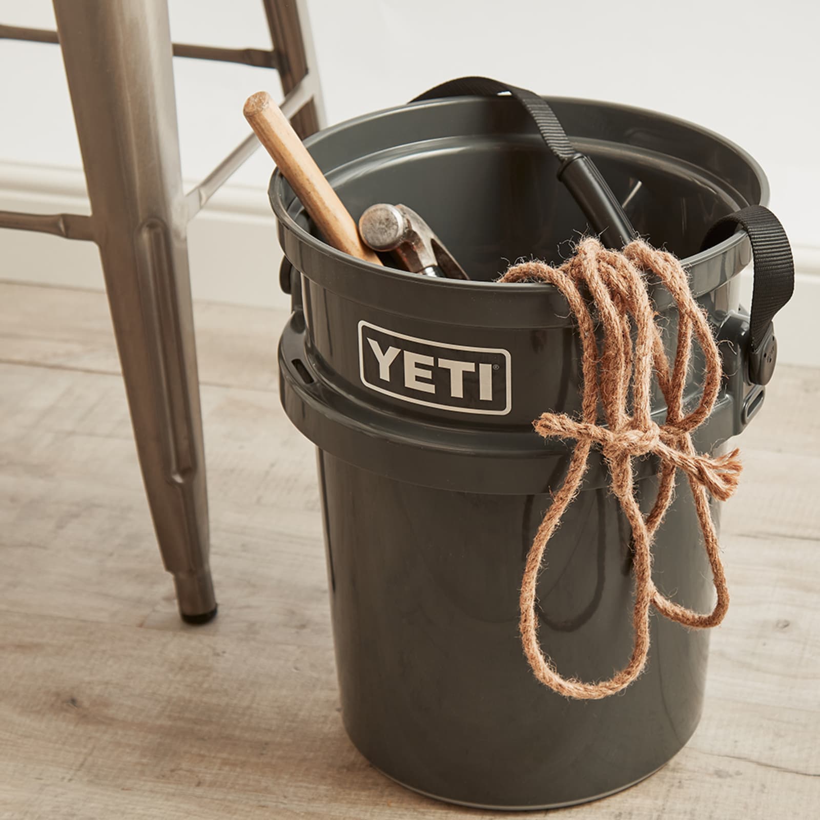 YETI Load Out Bucket Charcoal | END. (GB)
